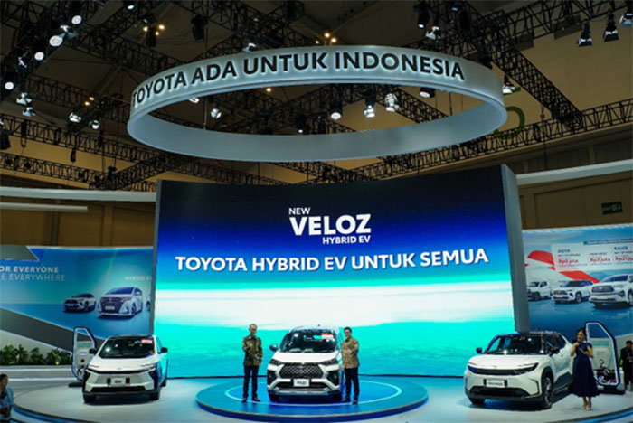 Toyota New Veloz Hybrid EV ‘World Premiere’ di GJAW 2025, Banderolnya ...