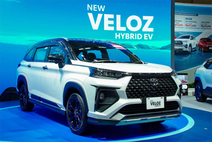 Toyota New Veloz Hybrid EV ‘World Premiere’ di GJAW 2025, Banderolnya ...